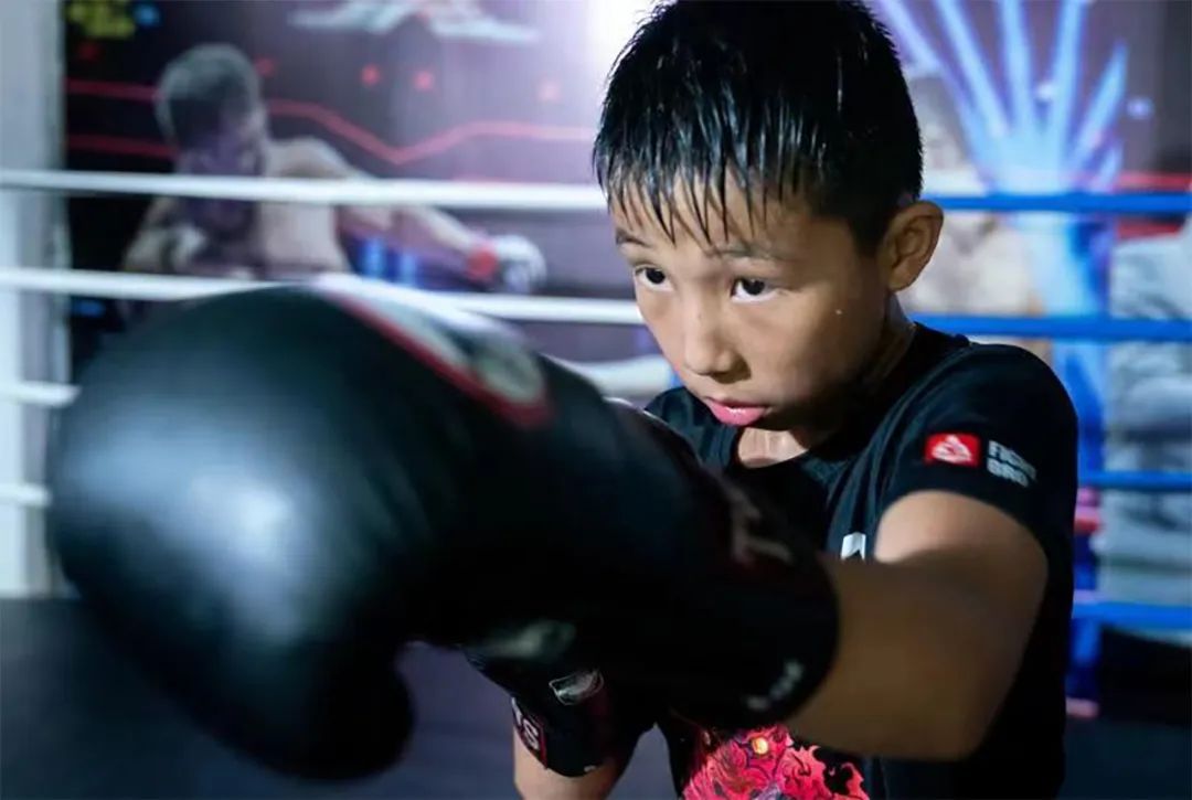Chasing the dream, fighting young Chen Zihao fights and wins the championship again - iNEWS