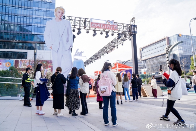 Burst! Cai Xukun's humanoid stand is eight meters high and has a 100% ...