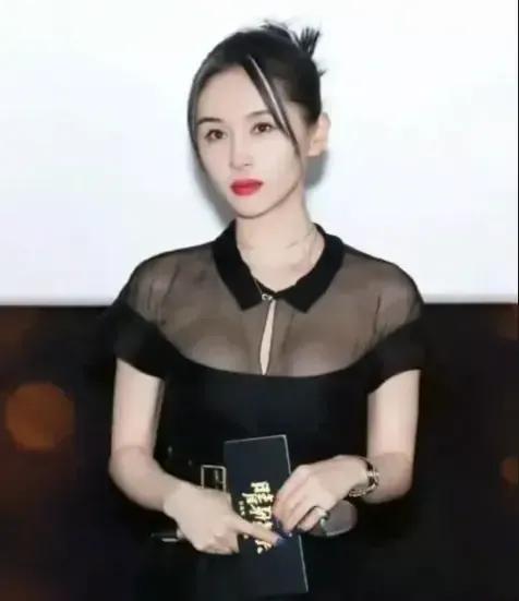 Is the white and thin Wang Ziwen the young Ye Wenjie in your mind? - iNEWS