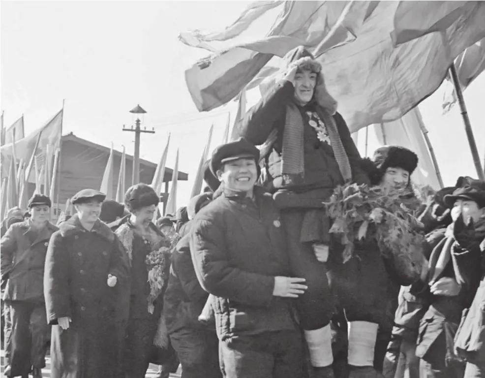 Old photos: What was busy during the Spring Festival in the 1950s - iMedia