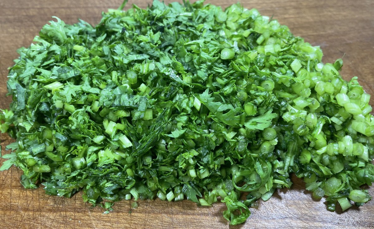 When making dumplings in spring, shepherd's purse and chives stand ...