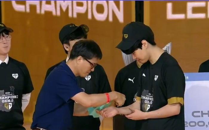 Chovy登頂夏季賽FMVP，GEN三連冠再度戰勝T1 - 頭條匯