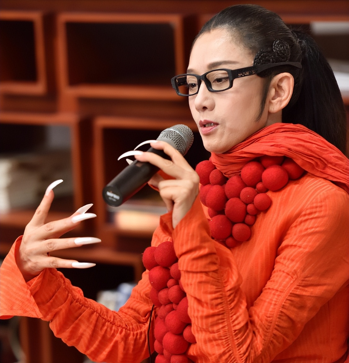 Yang Liping weighs less than 90 catties when she eats with her on ...