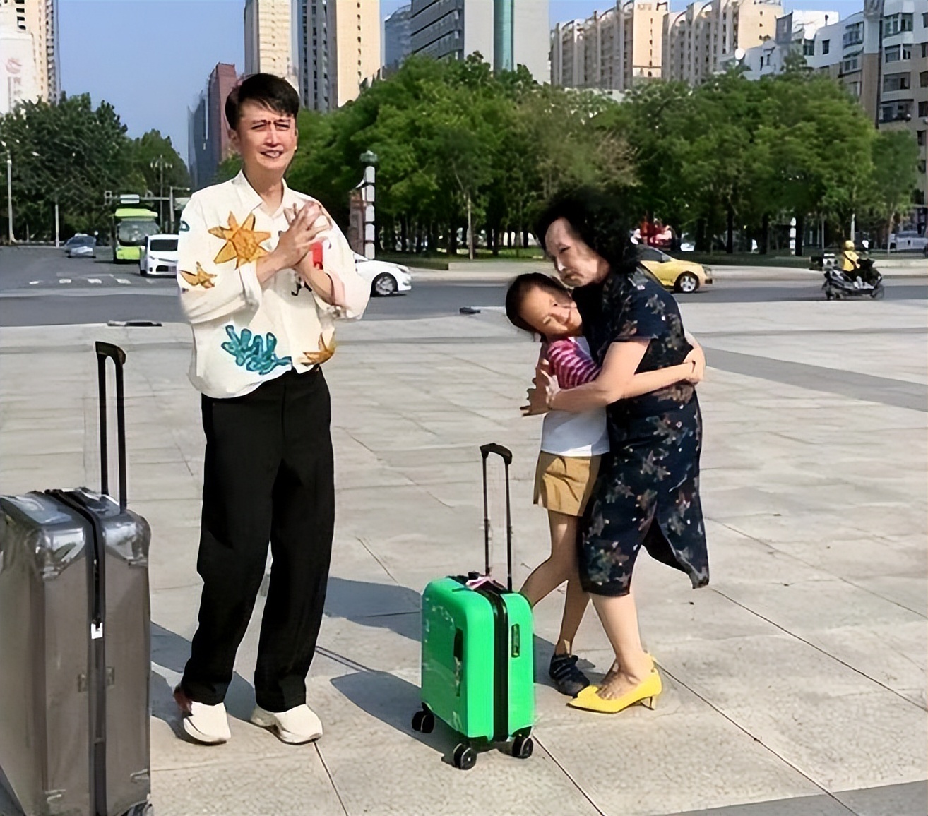 CCTV host Yang Fan burst into tears and was inseparable from his mother ...