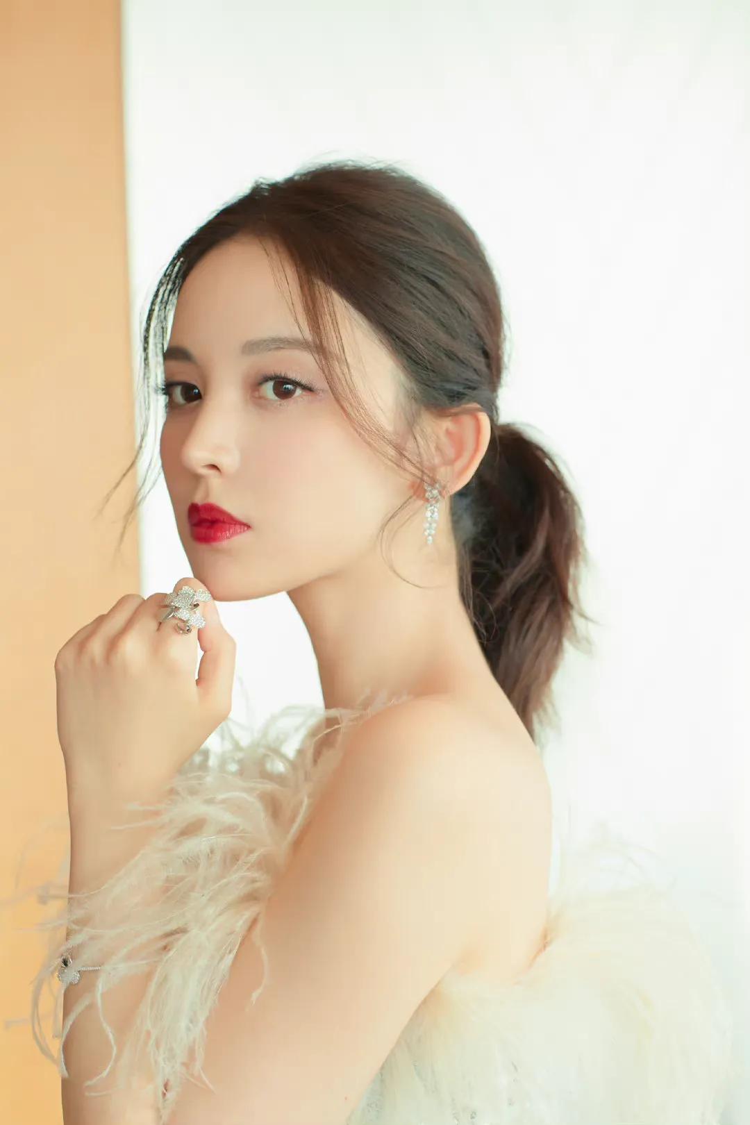 Nazha wears a fluffy tube top dress, showing her collarbone and ...