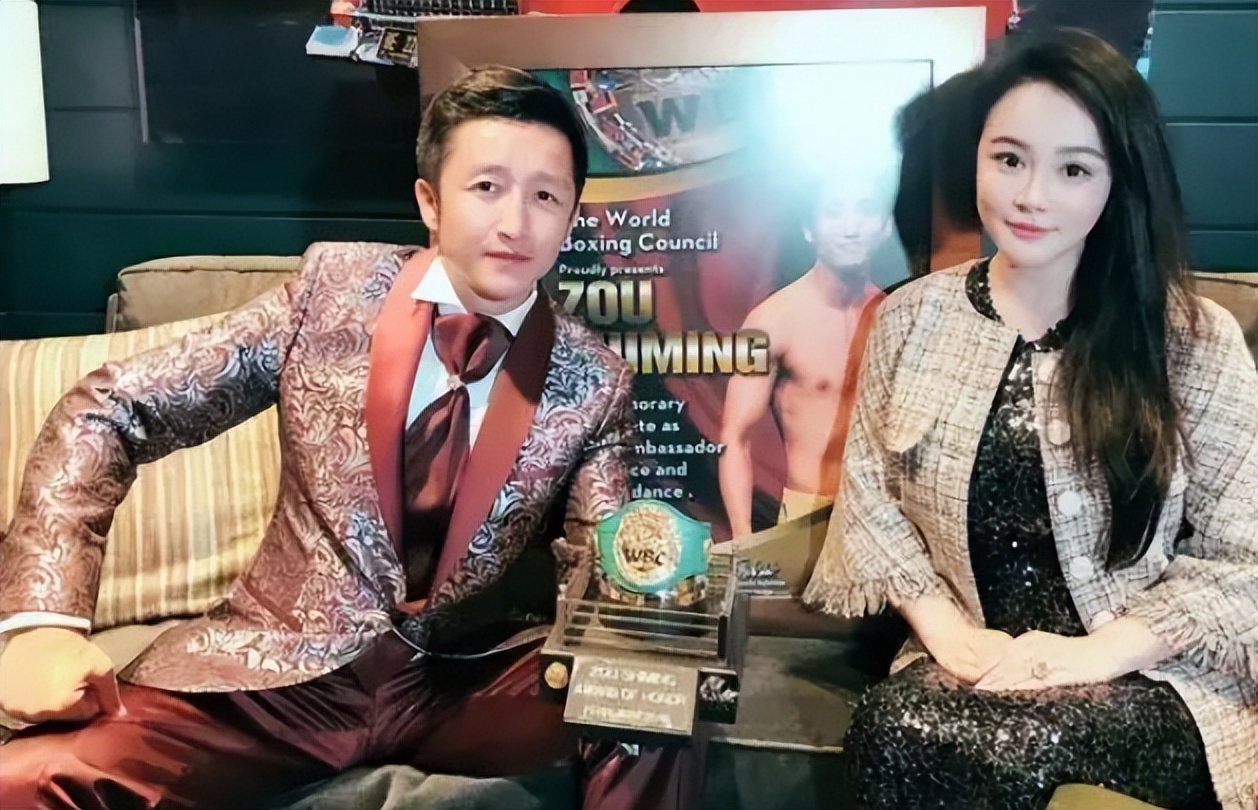 Zou Shiming's wife takes a recent photo!A family of 4 plays golf, 38 ...