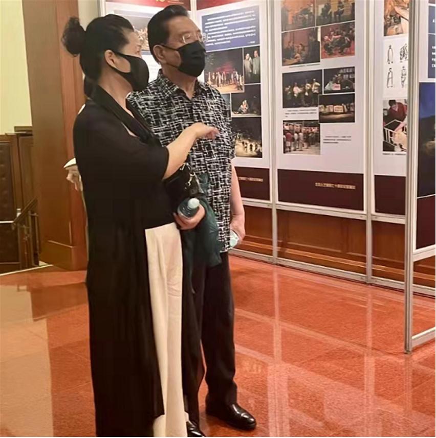 83-year-old Li Shuangjiang went out to watch a drama!With a strong body ...