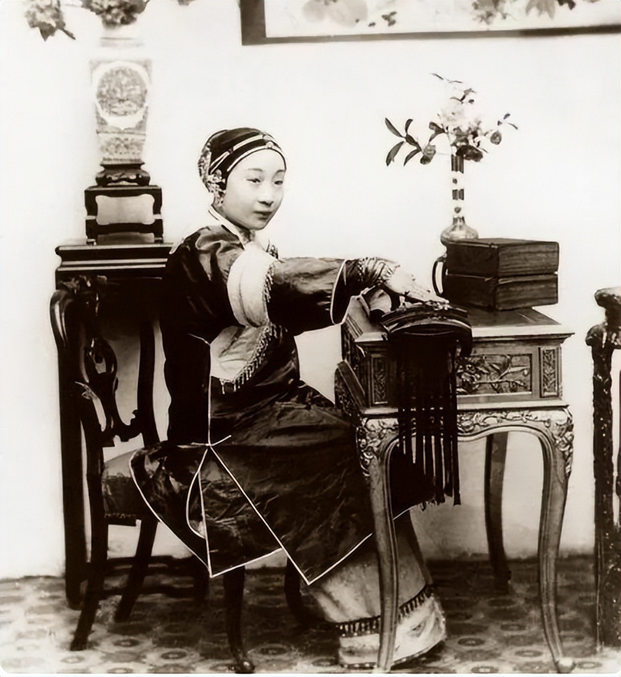 The Record of the Handmaid in the Republic of China: The emotion and ...