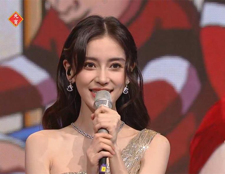 Actress Dou Yan at the Lantern Festival Gala, Yang Ying only cares about her manners and forgets ...