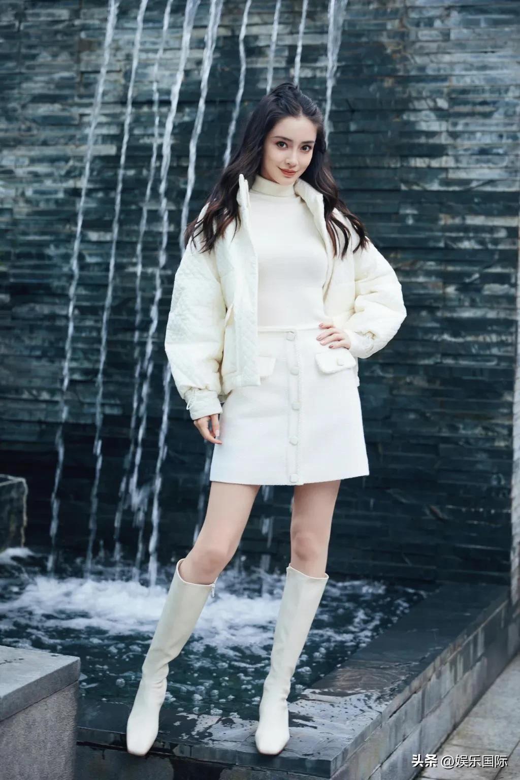 Yang Ying wears a pure white suit, shows a slim waist and beautiful ...