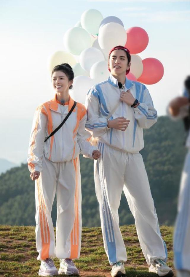 Dalu Wang goes shopping with Cai Zhuoyi in youthful outfits, clings to ...