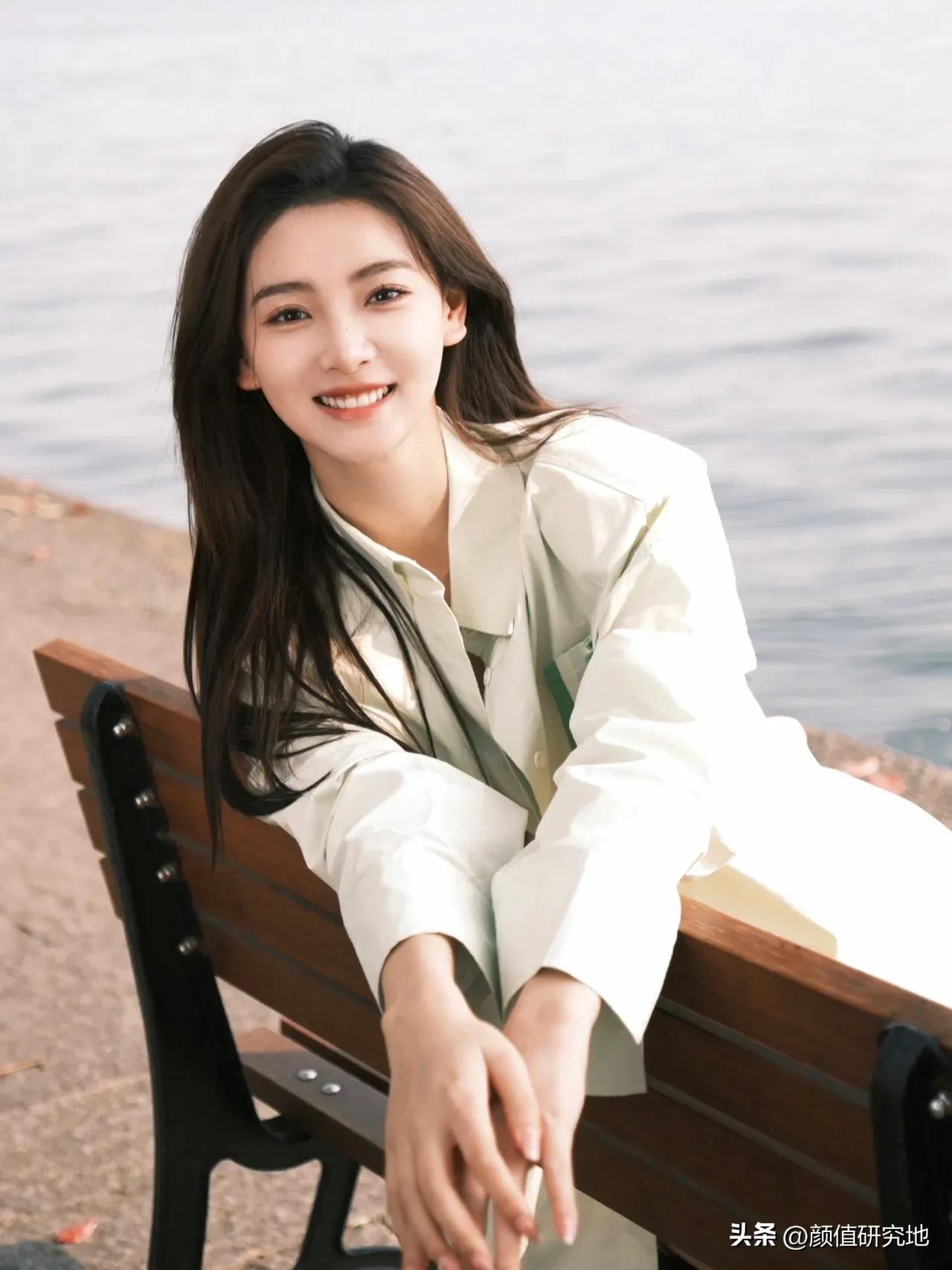 Celebrity Illustrated Book Ⅰ Jin Jiayue, host of the World Cup, who can not fall in love with ...