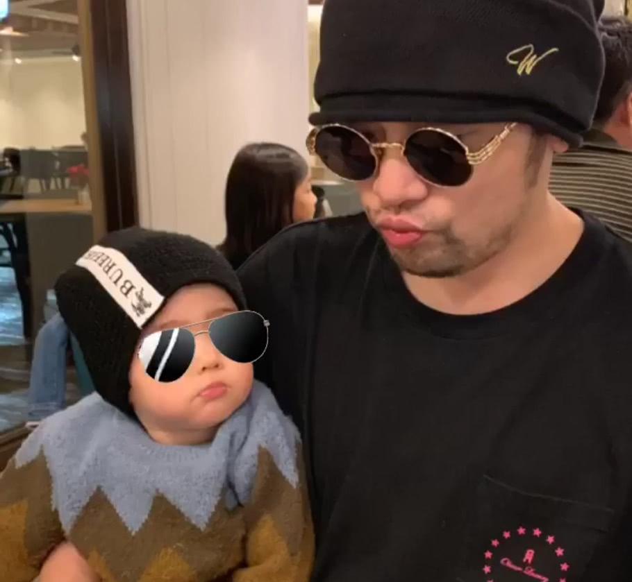 Jay Chou stood next to the luxury car and asked if there were any ...
