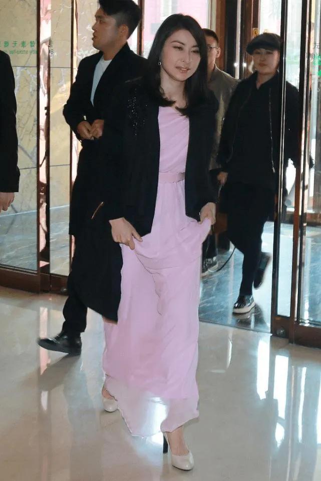 Huo Qigang said to Guo Jingjing: "Mrs. Huo, you look so good in pink ...
