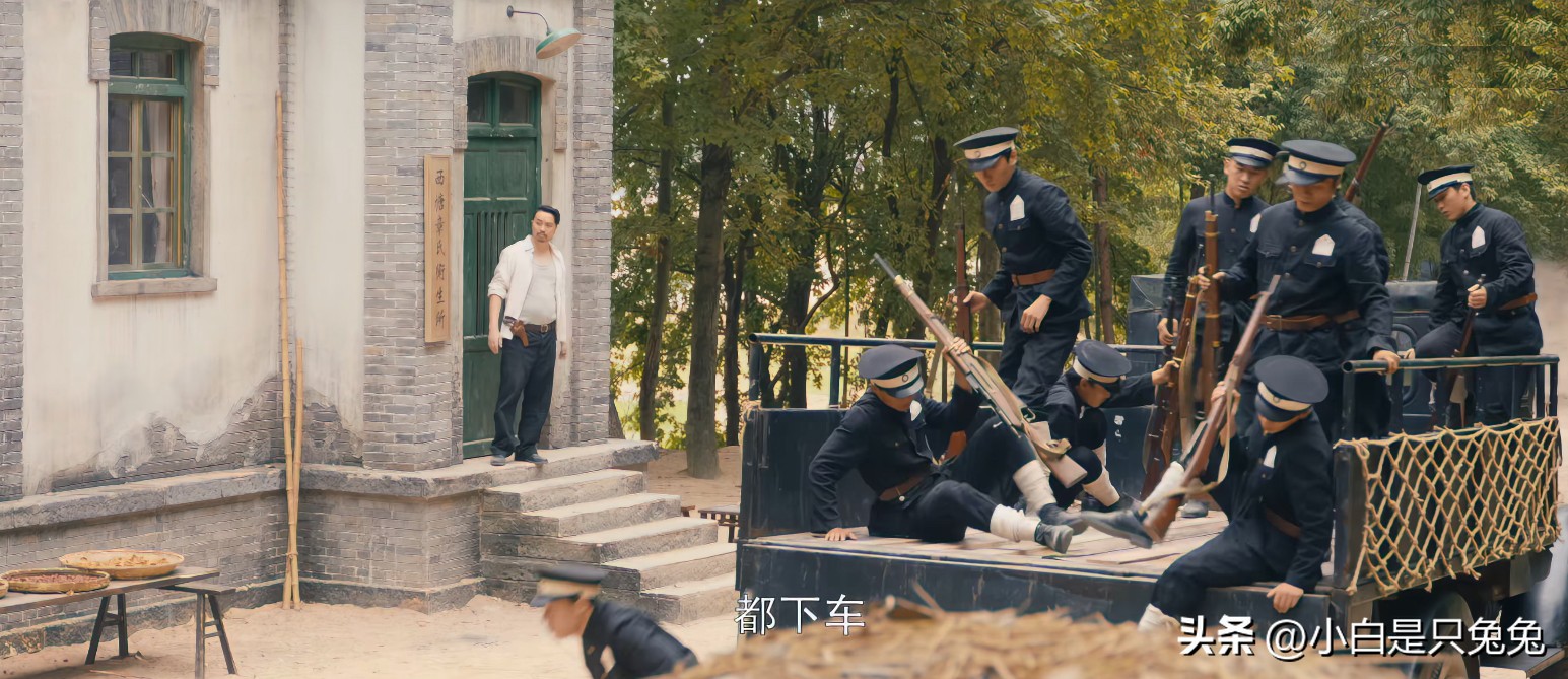 Cui Ping played by Lou Yixiao in "Happy Face" is the chief of the unit ...