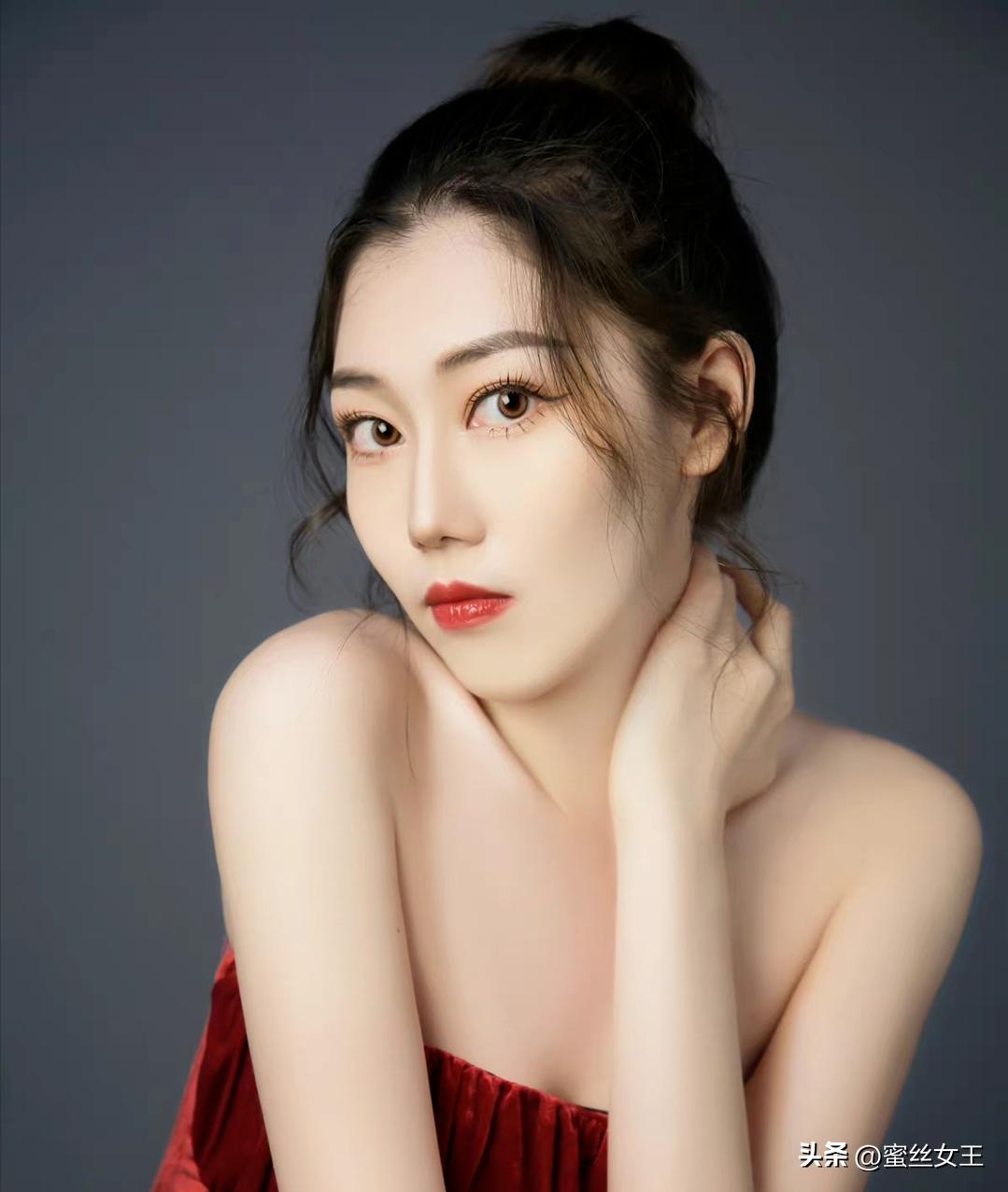 Famous model and triple-crown beauty queen Zhang Jingwen chases romance again - iNEWS