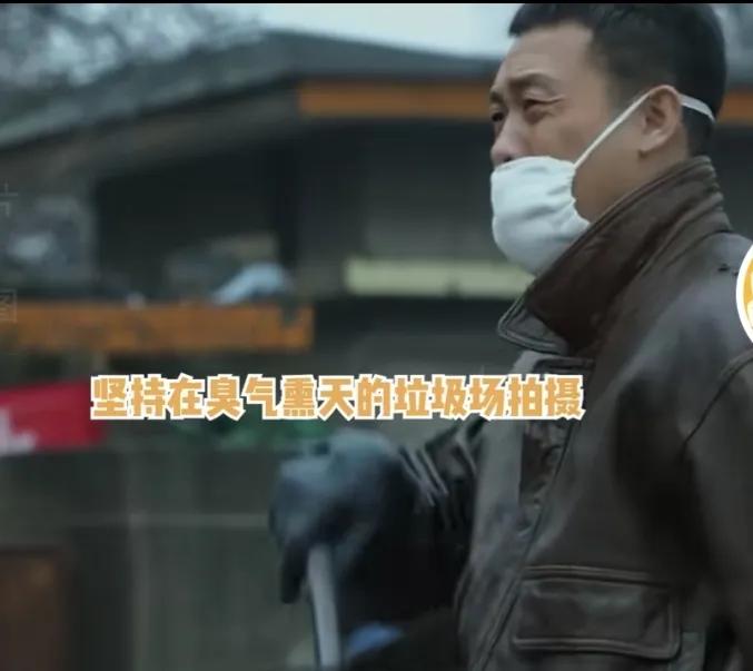 Zhang Yi rummaged through the garbage and entered the smelly ditch on ...