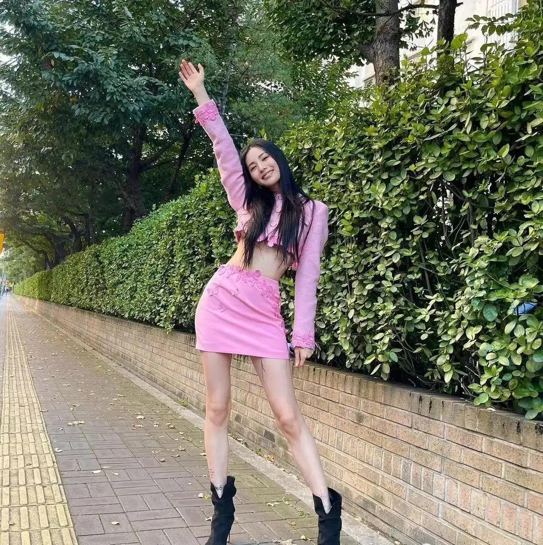 South Korean actress Lin Zhenna, dressed in pink, looks like a real ...