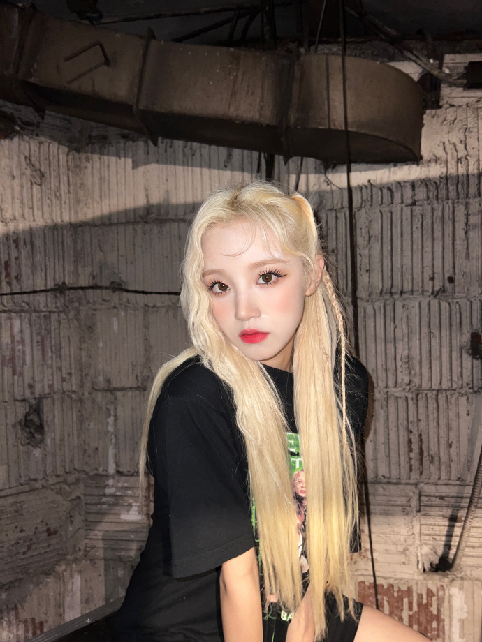 Song Yuqi has blond hair, so white that her whole body glows - iNEWS