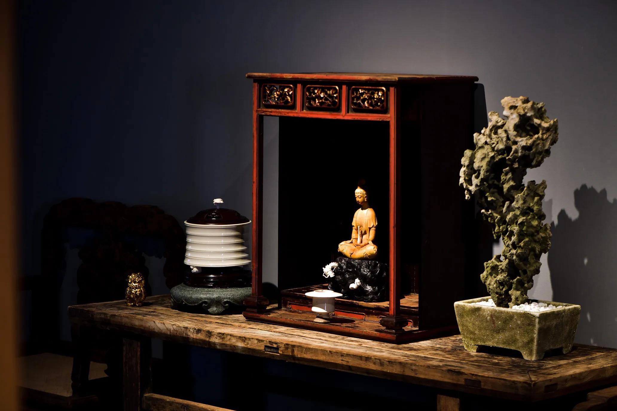 Large Lacquer and Gilt Buddhist Niches - iNEWS