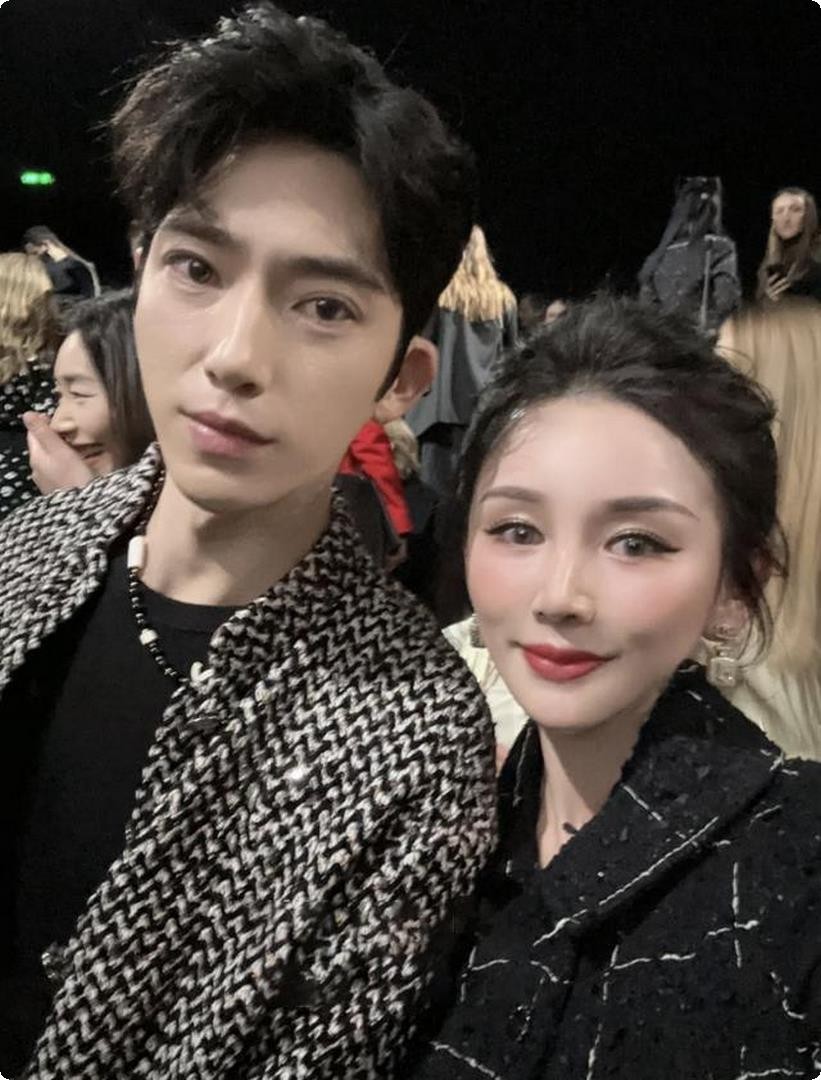 The "perfect male god" is a fake, with a rough face and acne marks on ...