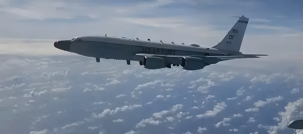 The J-16 wake is so powerful, will the RC135 really crash because of it? - iNEWS