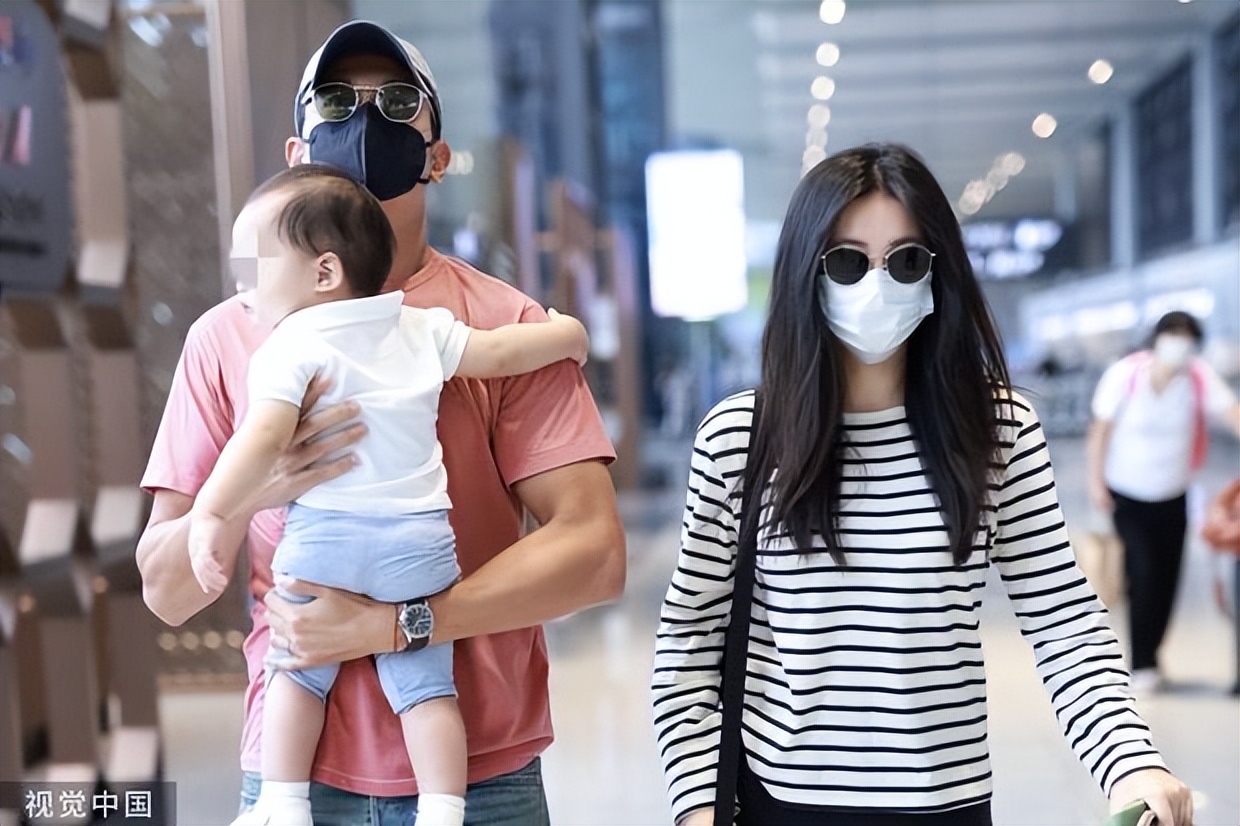 Zhu Zhu and her husband brought their daughters to the airport with a ...