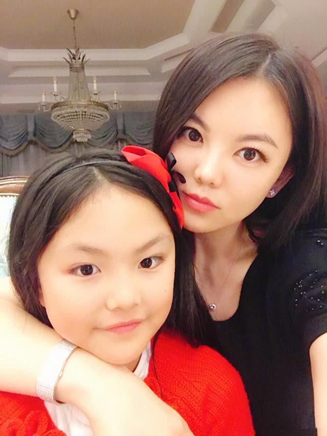 Li Xiang celebrated his daughter's birthday in the UK, the table was ...