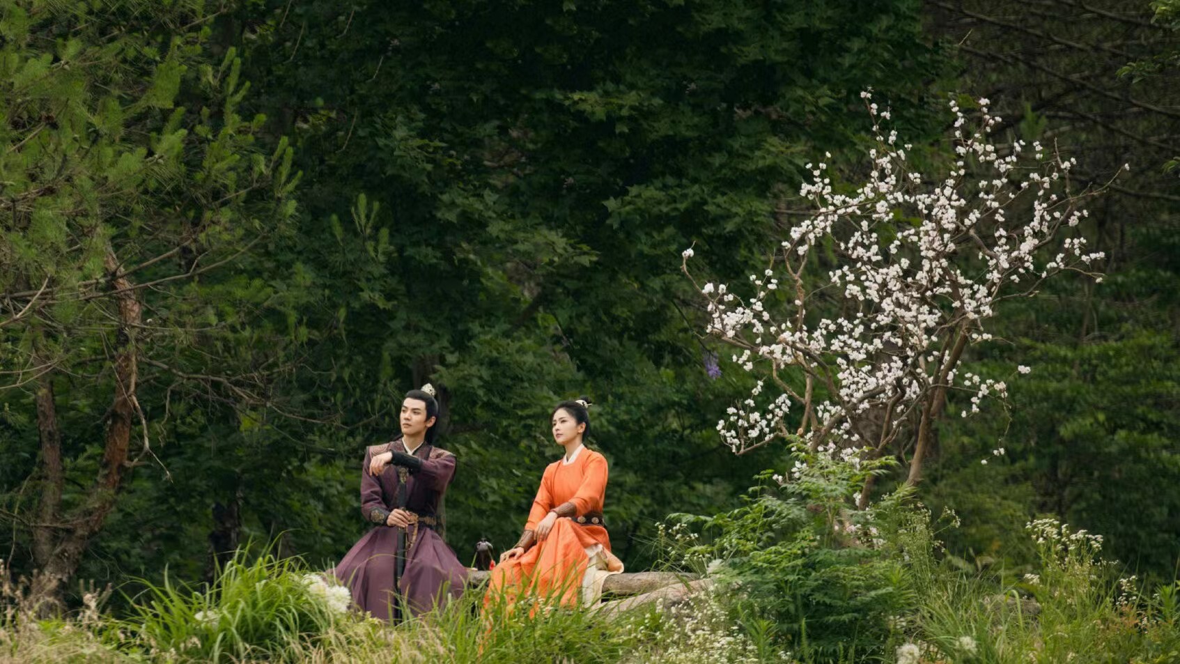 Zhang Linghe covers the sun for Bailu, love at public expense is so ...