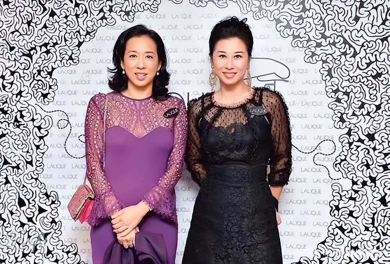 61-year-old Ye Qianwen is in the same frame as 64-year-old Zhu Lingling ...
