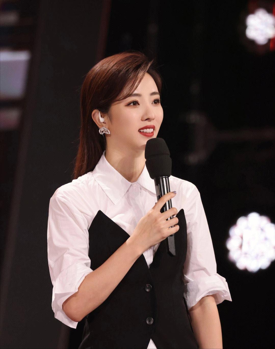 CCTV host Li Sisi married the president of Peking University and gave ...