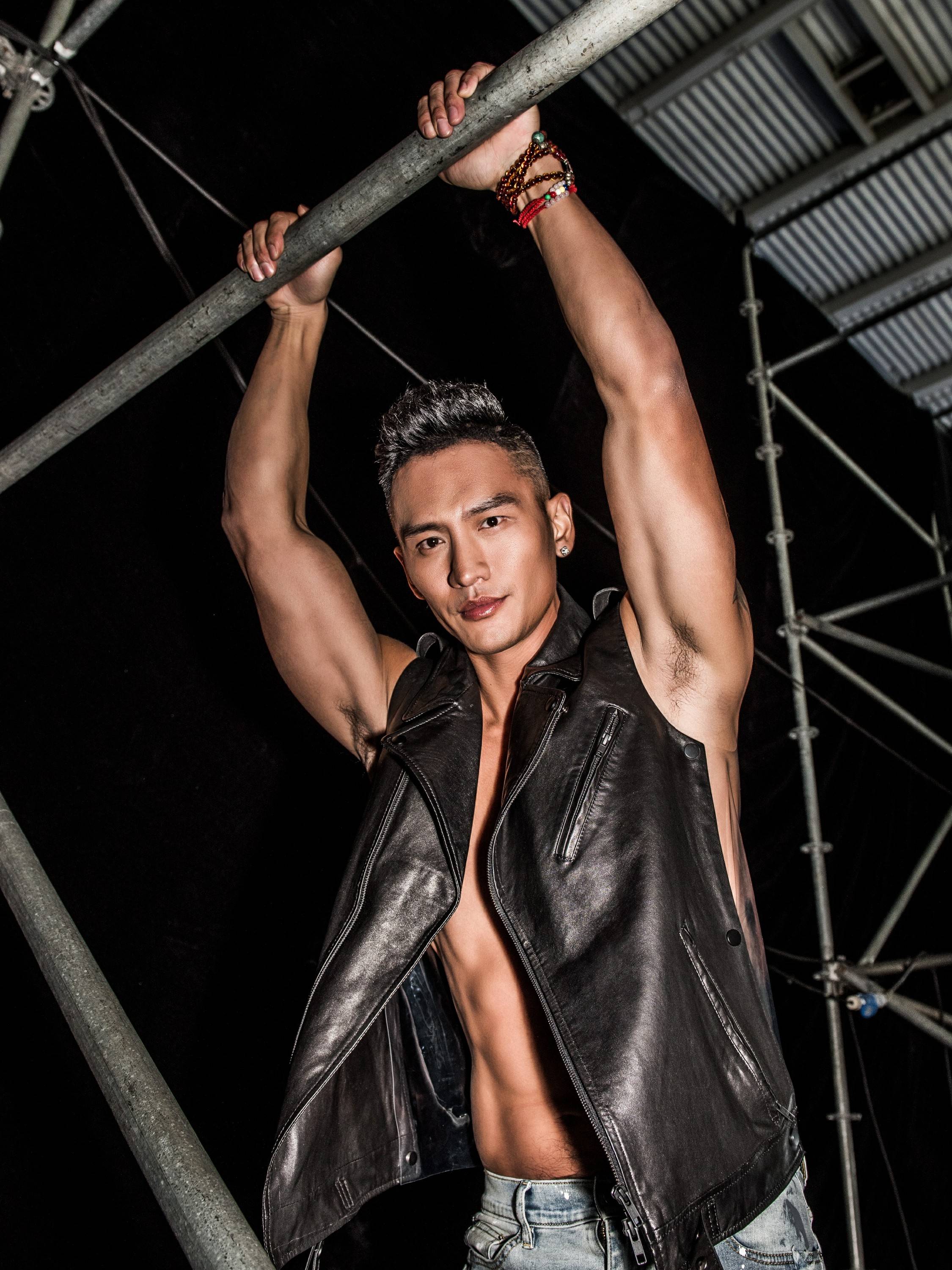 Gu Youming, a tough guy with strong muscles and a handsome face, is ...