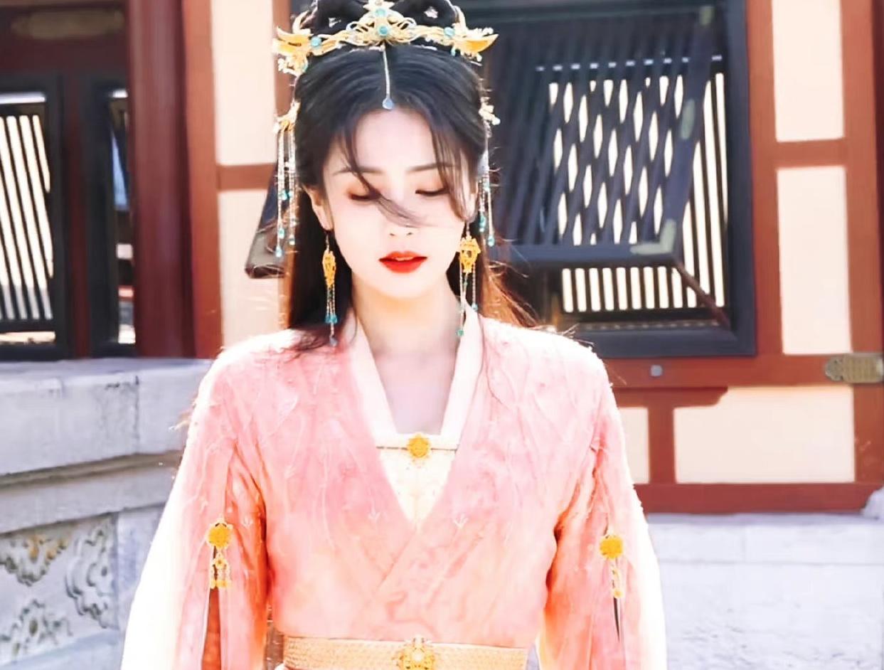 White Deer Wang Hedi cooperates with "Wrong"!Gentle reporter chasing ...