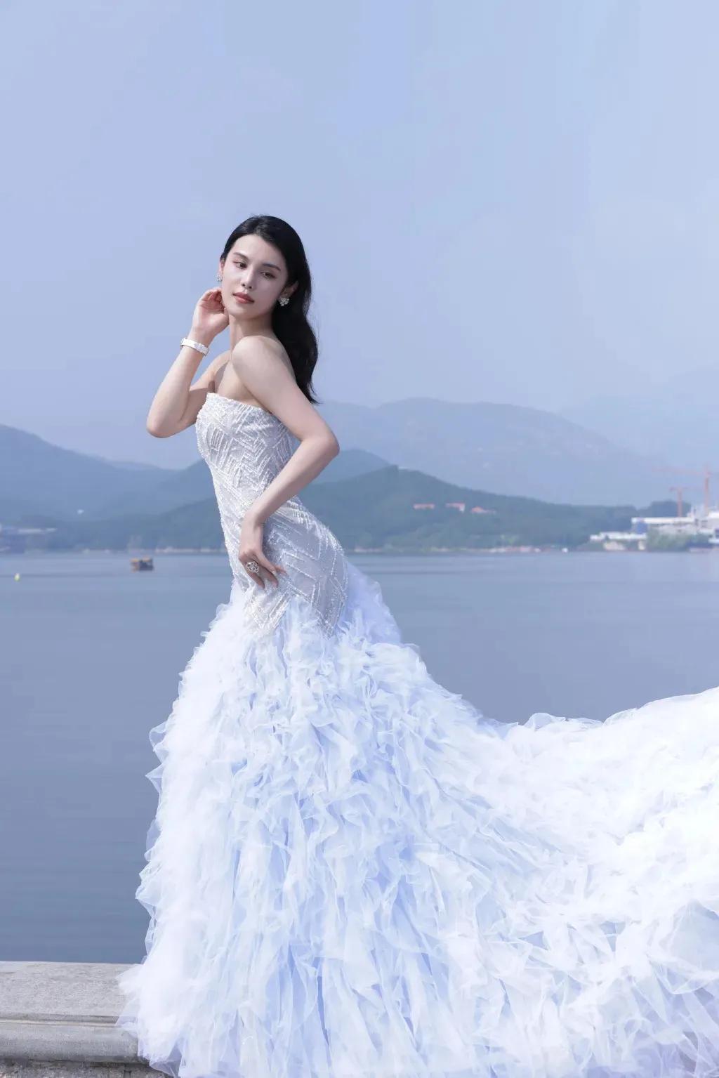 Han Dantong's Wu Lan Xinghe gauze skirt is elegant and moving, and her ...