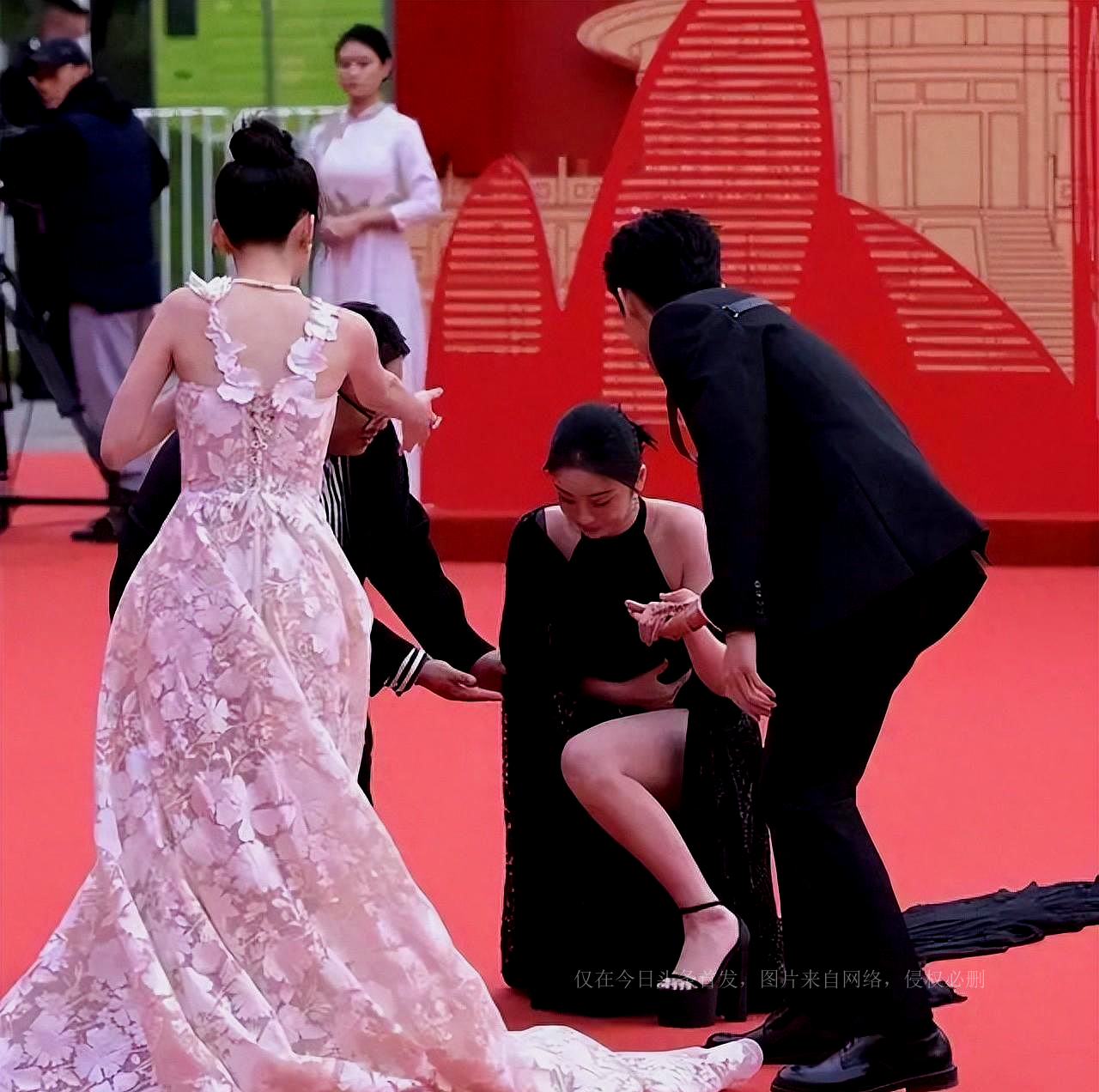 Red carpet crash: Xie Na's face looks weird, Tang Weila's fat appears, Duan Yihong can't ...
