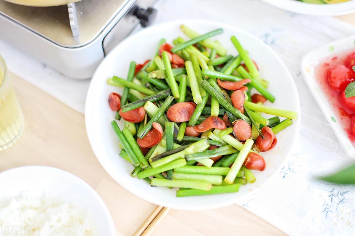 The home-cooked method of fried garlic sprouts with sausage is easy to ...