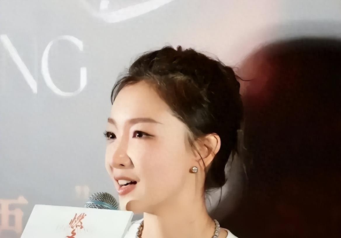 Zhou Dongyu's appearance changed drastically, and people suspected of plastic surgery, attending ...