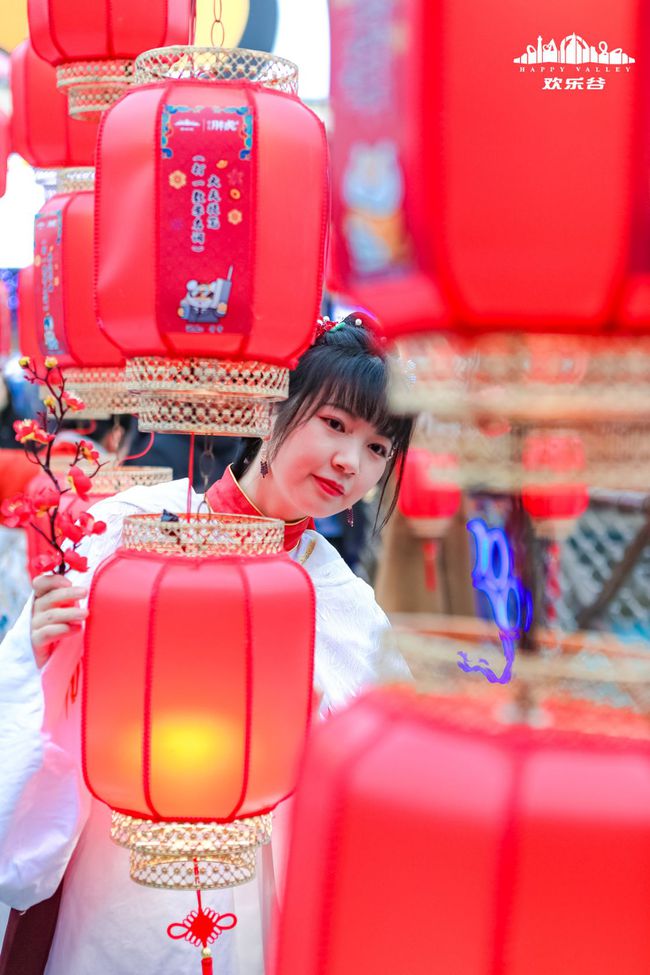 Enjoying the lantern show and guessing lantern riddles in Hanfu, Wuhan ...