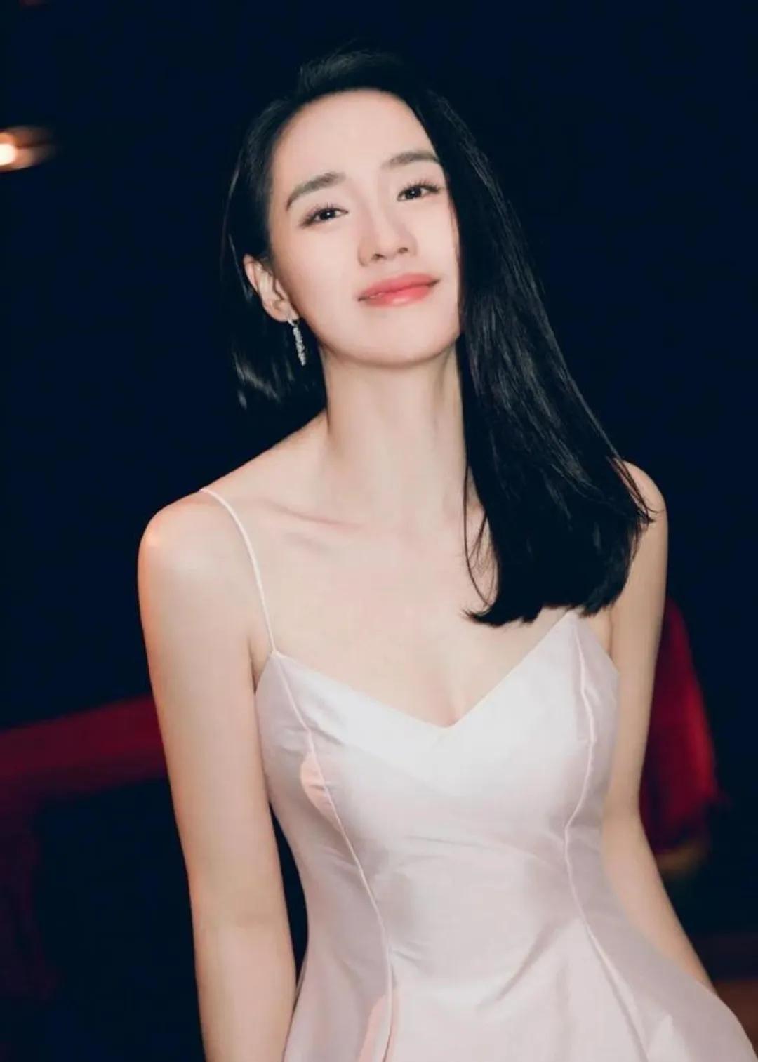 Sexy, charming and compelling Wang Zhi photo - iMedia