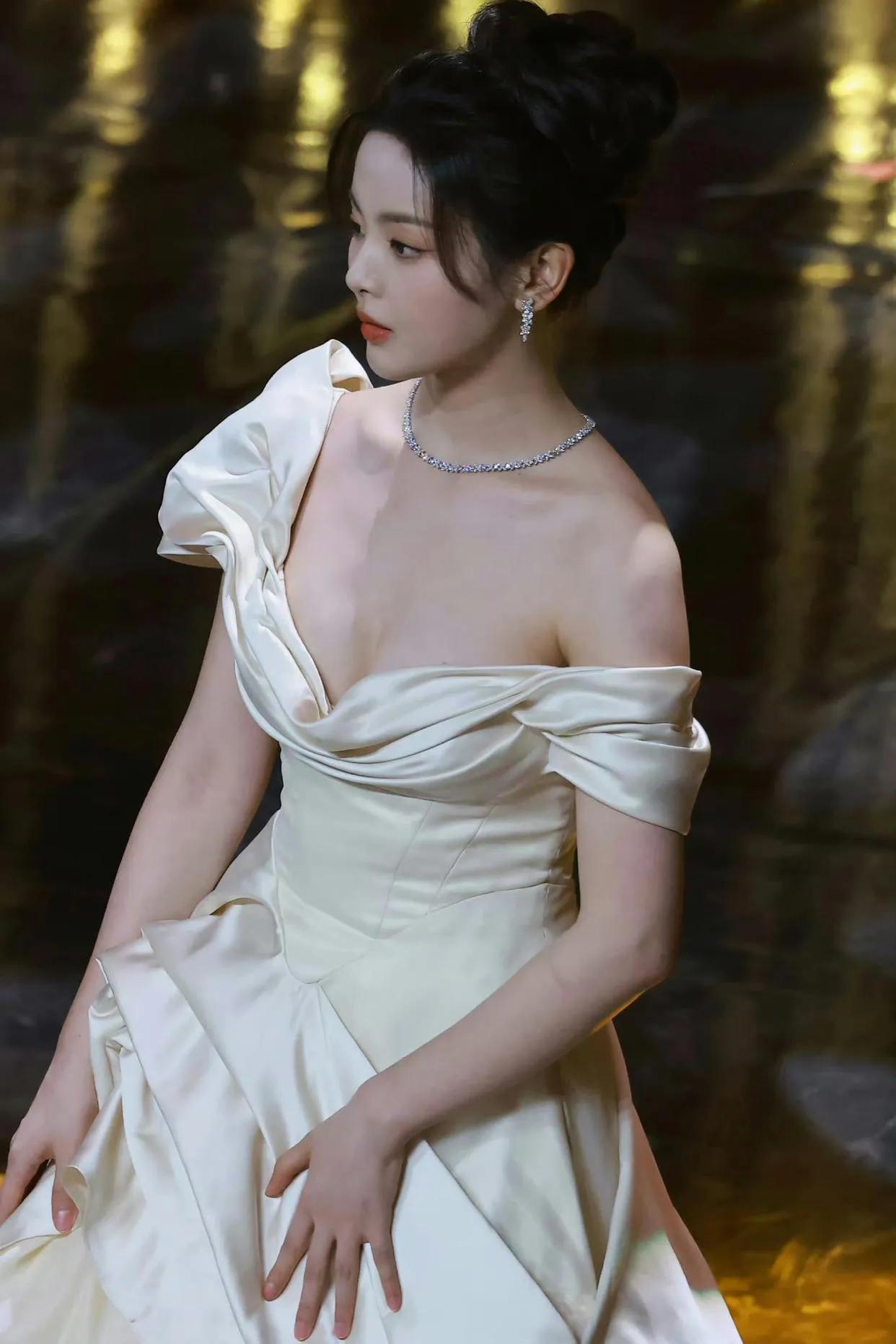 Yang Chaoyue started to take the sexy route, but I don't know if it is suitable to use you on my ...