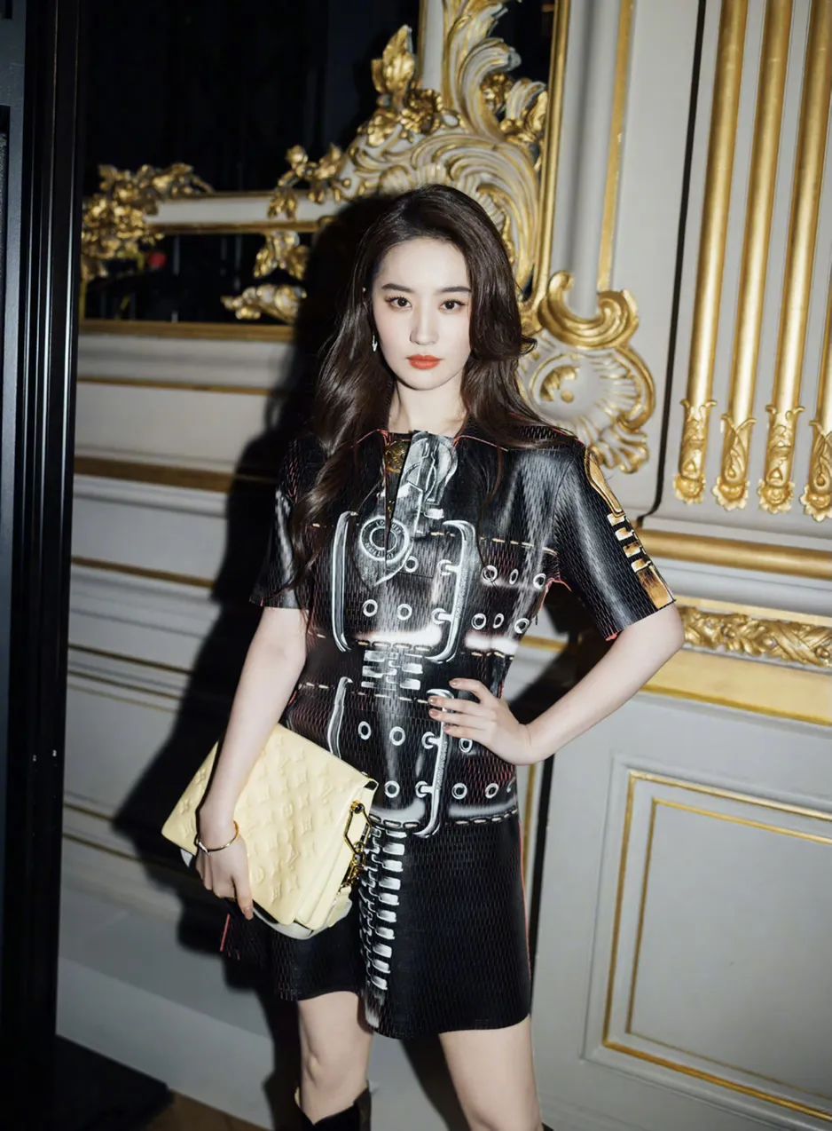 35-year-old Liu Yifei and 19-year-old Gu Ailing are in the same frame ...