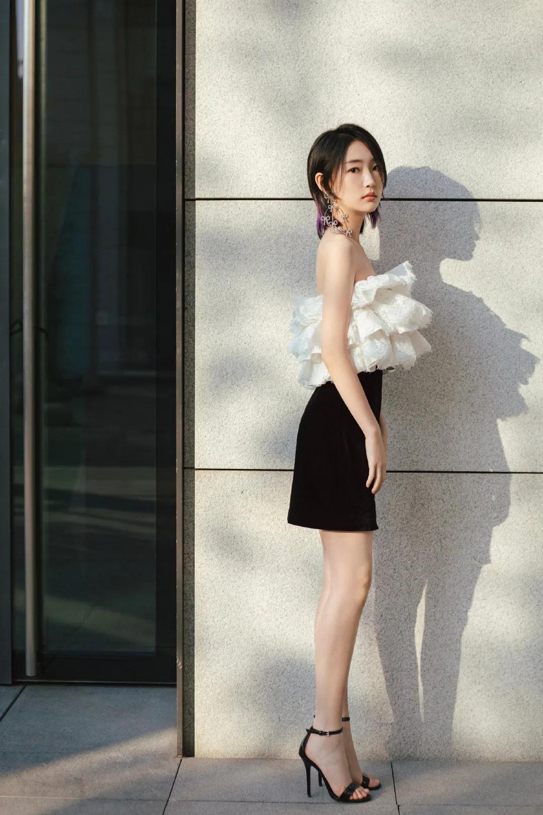 Female star Zhou still - iNEWS