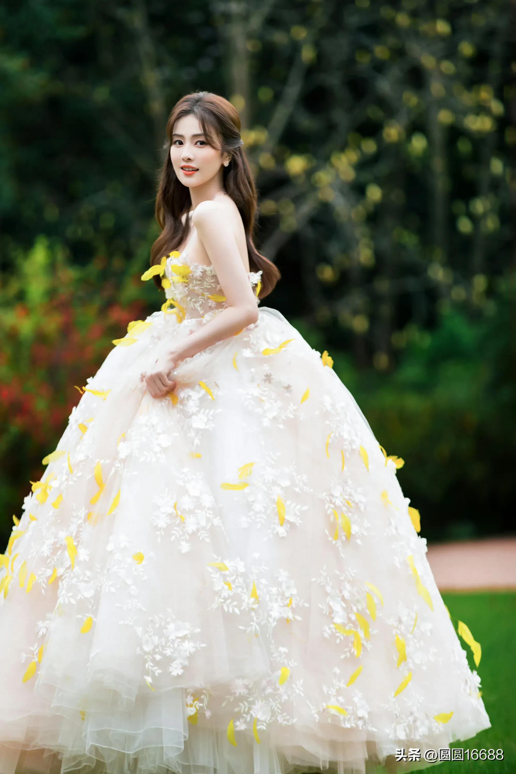 Bailu's latest photo shows her charm - iNEWS