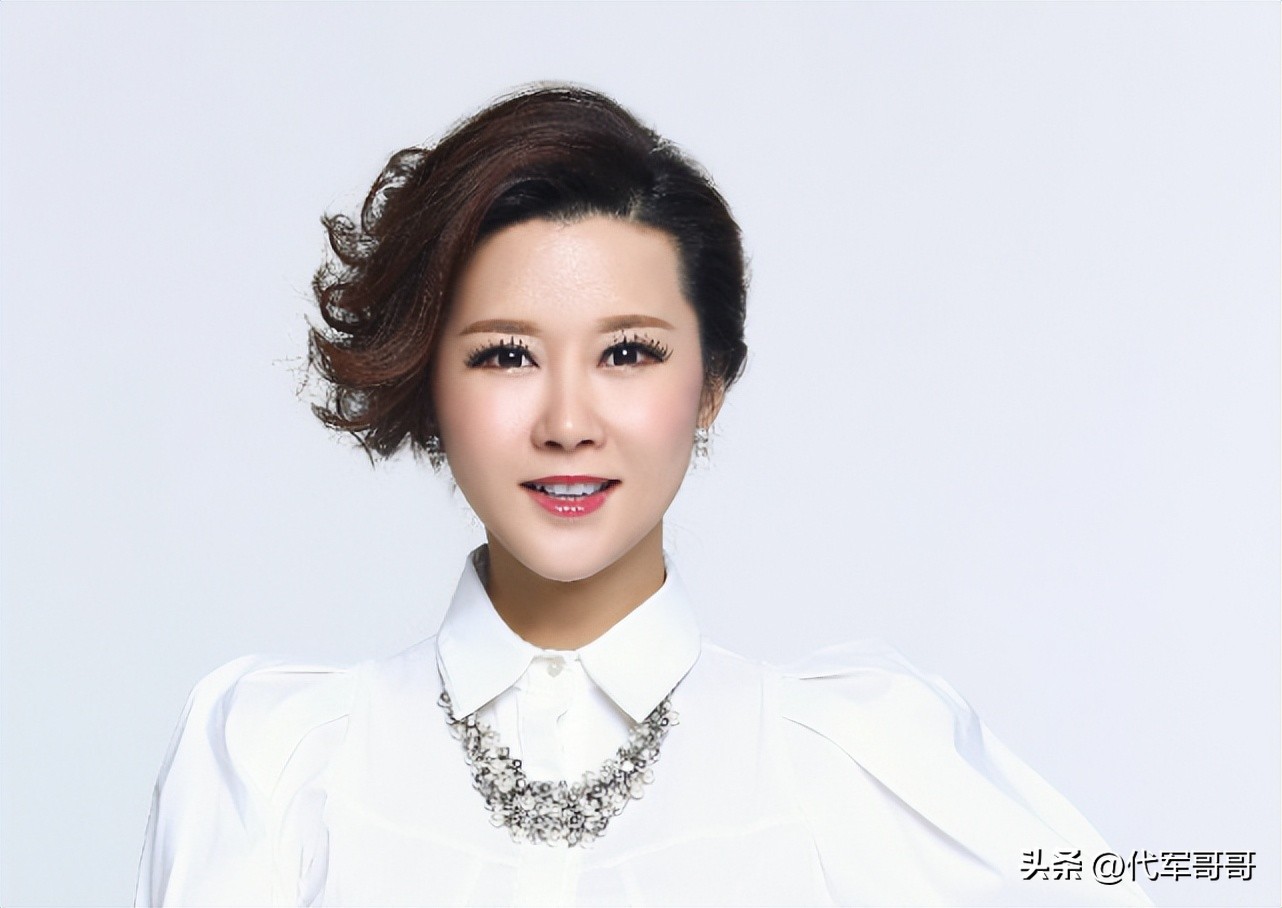 Host Zhou Ting: married a rich man 30 years older, gave birth to 3 ...