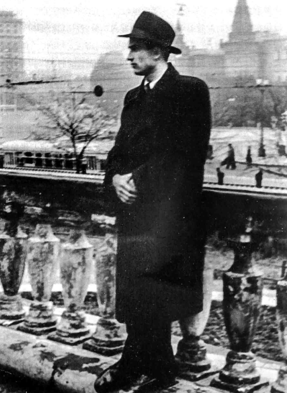 In 1986, when Gorbachev got off the plane, he gently hugged his wife ...