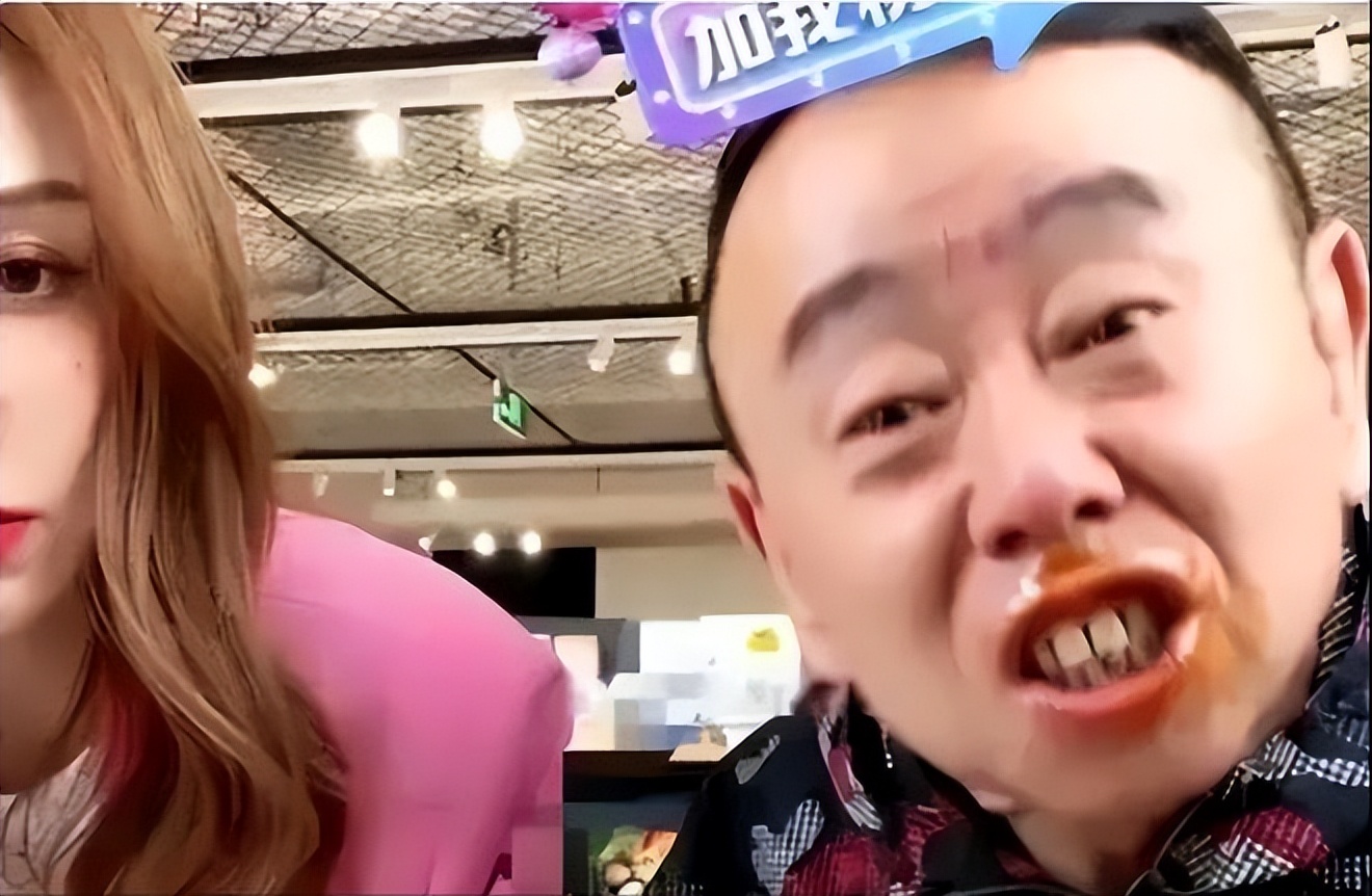 65-year-old Pan Changjiang appeared at the playground, his dress and behavior caused controversy ...