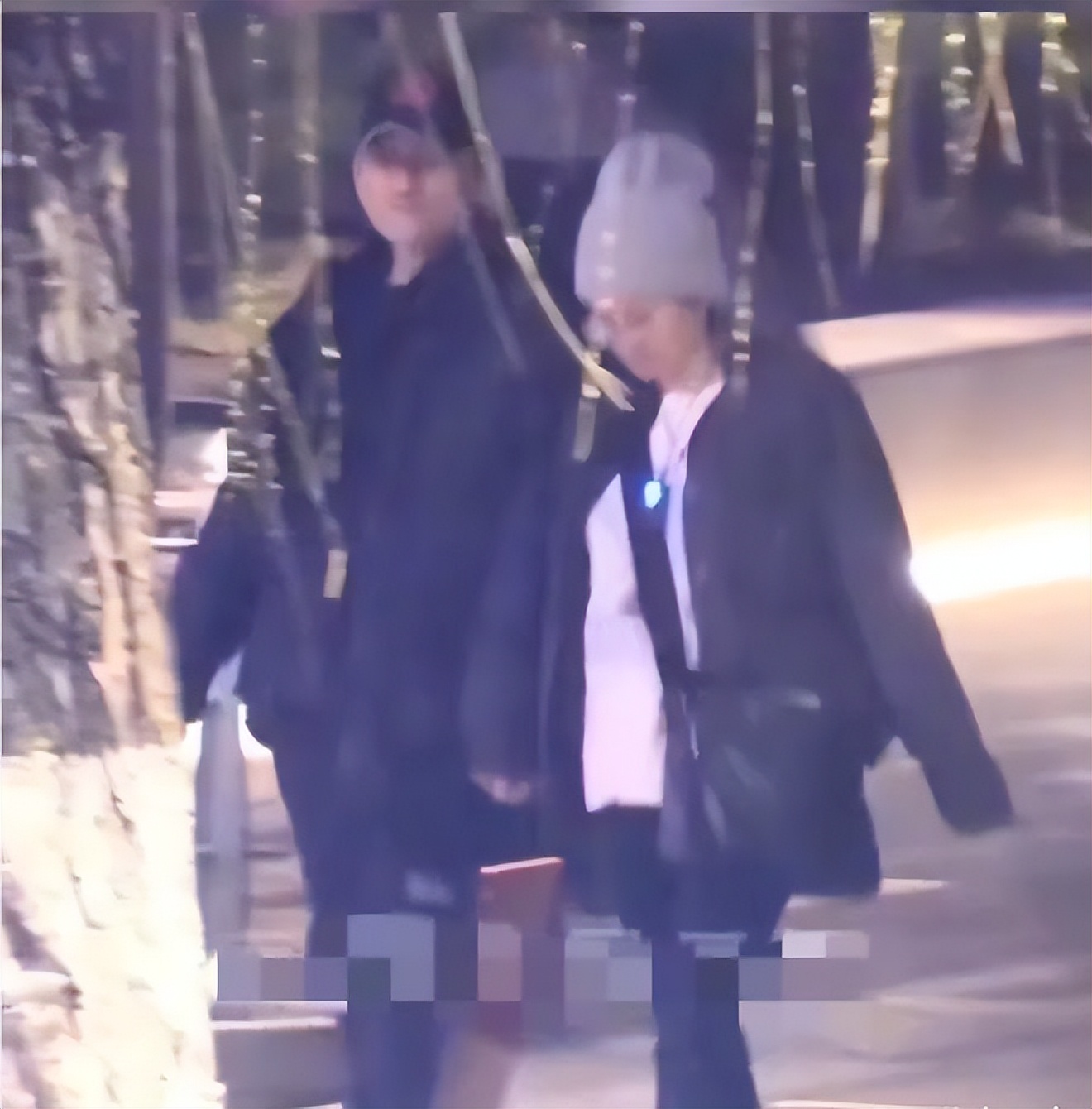 73-year-old Xu Kexi is a father, and he is walking with his 30-year-old ...