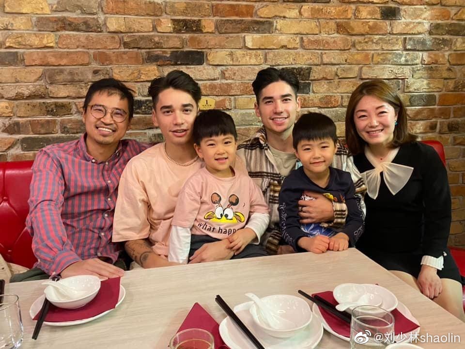 Got home!Liu Shaolin and Liu Shaoang posted family photos: 1 gold and 1 ...