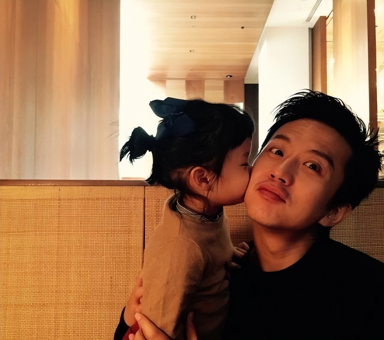 Deng Chao and his family went out to celebrate the birthday of his 9 ...