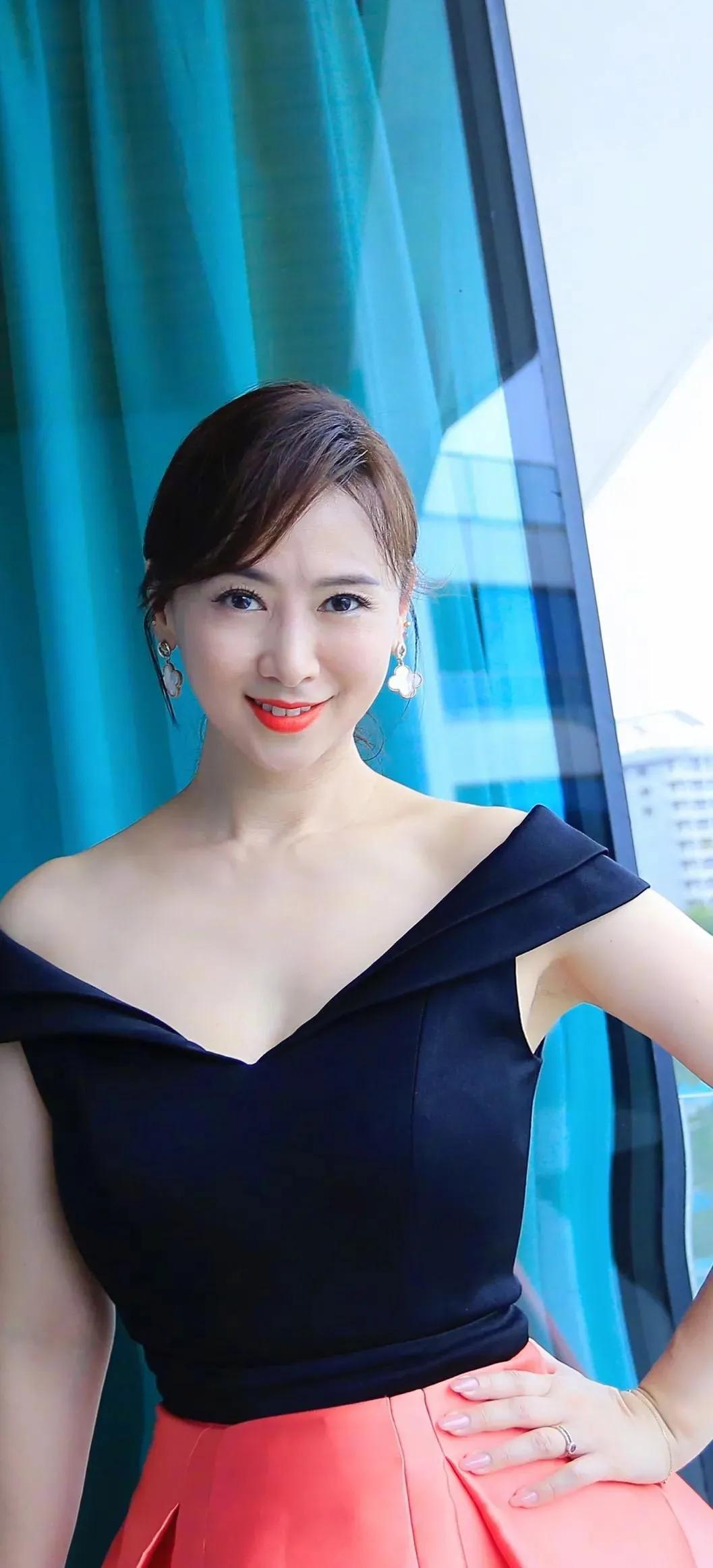 Sexy actress Weng Hong - iNEWS